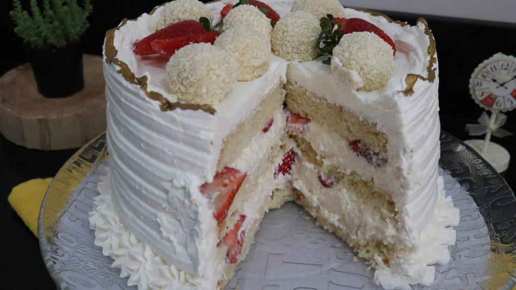 Bolo de morango e mousse de coco - Cakes House